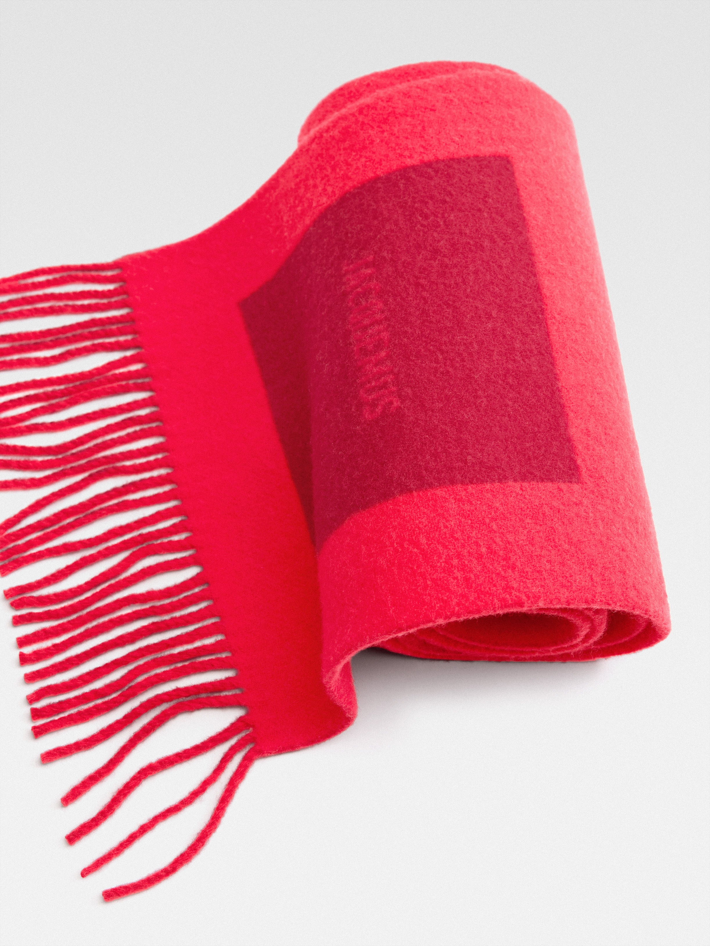 The Rond Carré scarf by JACQUEMUS | Official website