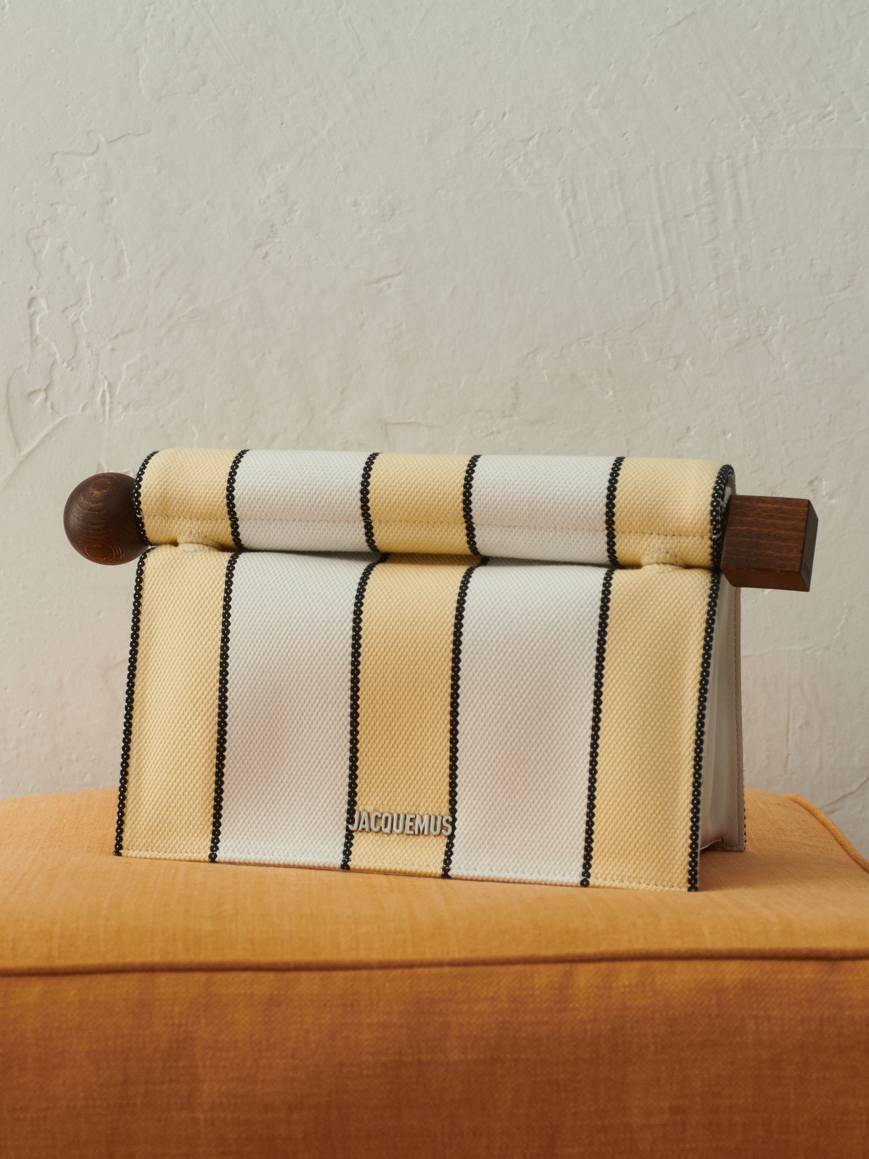 The Rond Carré clutch by JACQUEMUS | Official website