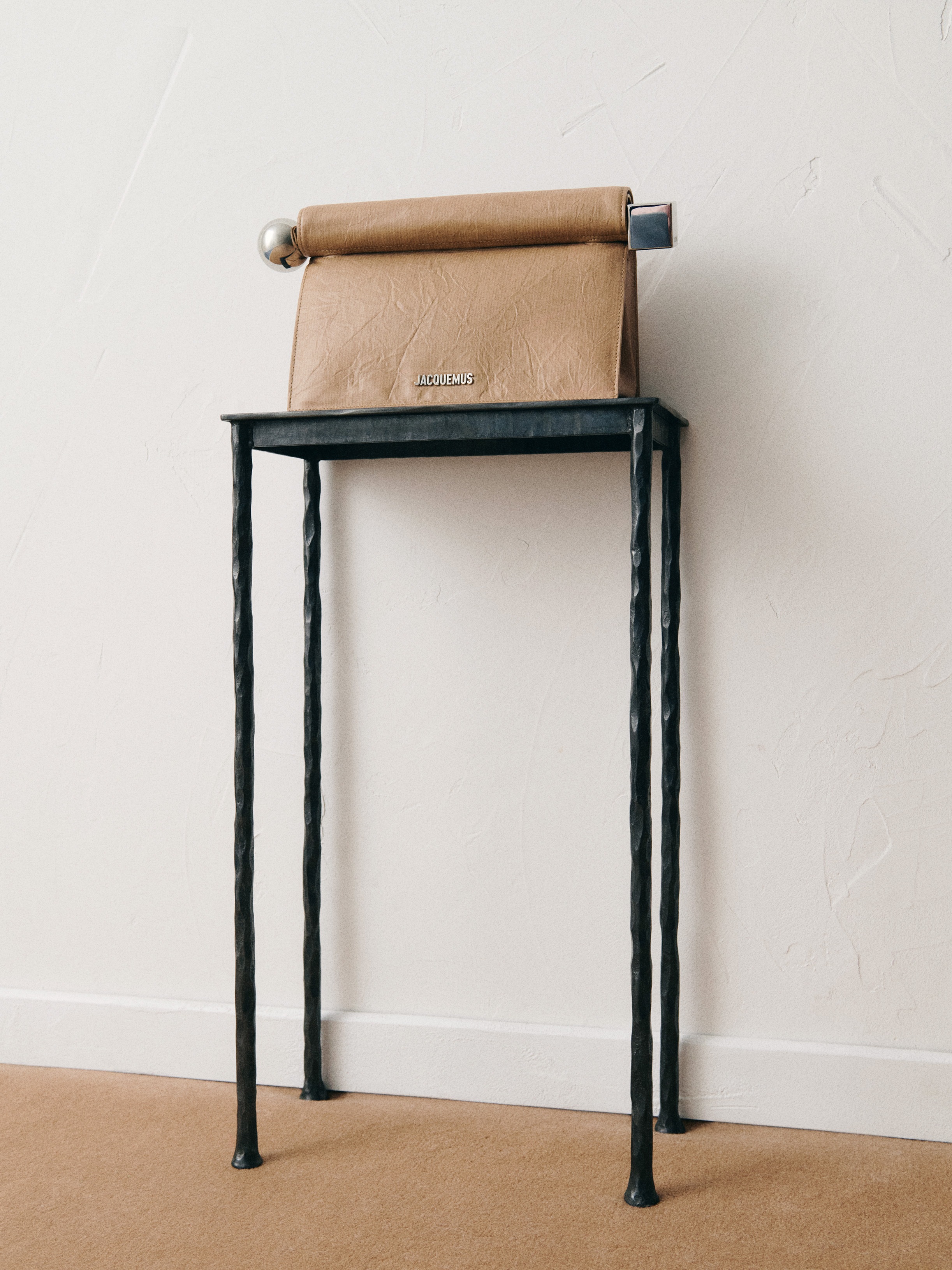 The Rond Carré clutch by JACQUEMUS | Official website