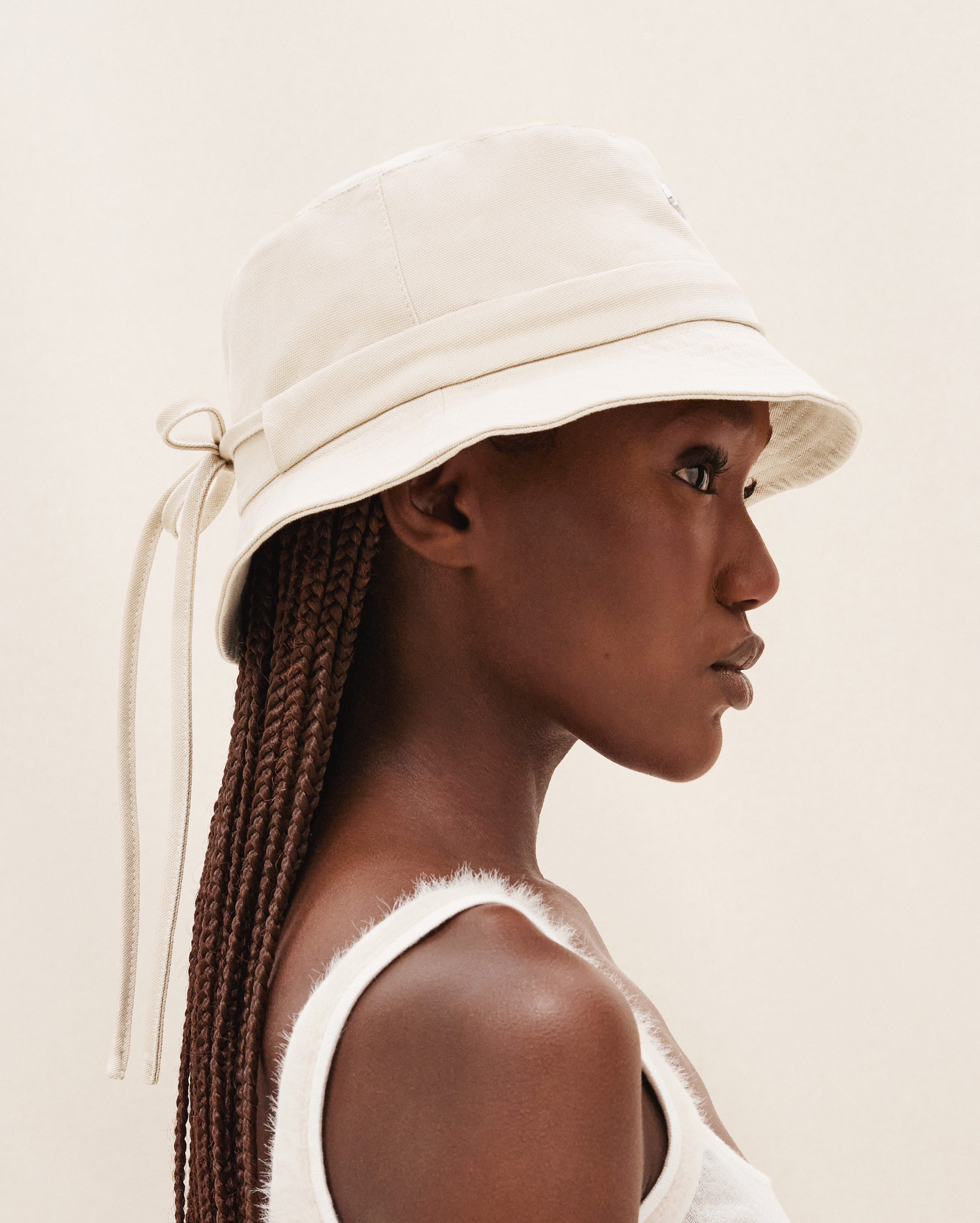 Le bob Gadjo | JACQUEMUS | Site officiel